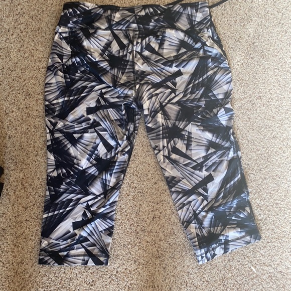 Danskin Now | Pants & Jumpsuits | Danskin Now Capri Workout Leggings ...